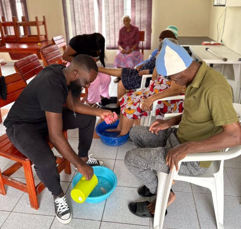 Walvis Bay youth pamper elderly - National - The Namibian